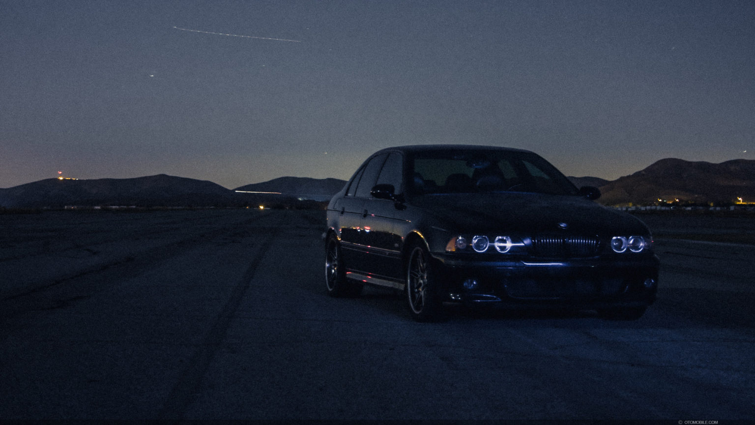 M5 E39 Glowing Rotors on Runway | Otomobile.com